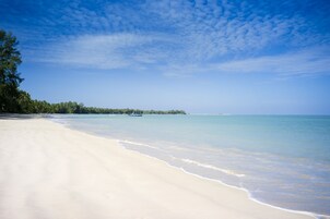 Na praia, toldos de praia gratuitos, espreguiçadeiras 
