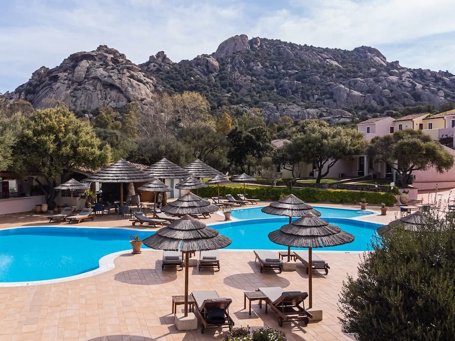 Piscina exterior sazonal, guarda-sóis, espreguiçadeiras