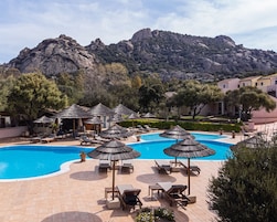 Piscina externa sazonal, guarda-sóis, espreguiçadeiras