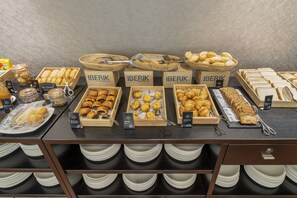 Pequeno-almoço tipo buffet diário mediante uma taxa 