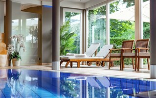 Piscina interna, guarda-sóis, espreguiçadeiras