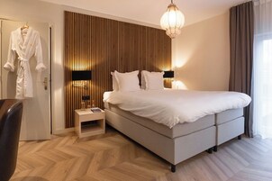 Roupas de cama premium, frigobar, cofres nos quartos, escrivaninha
