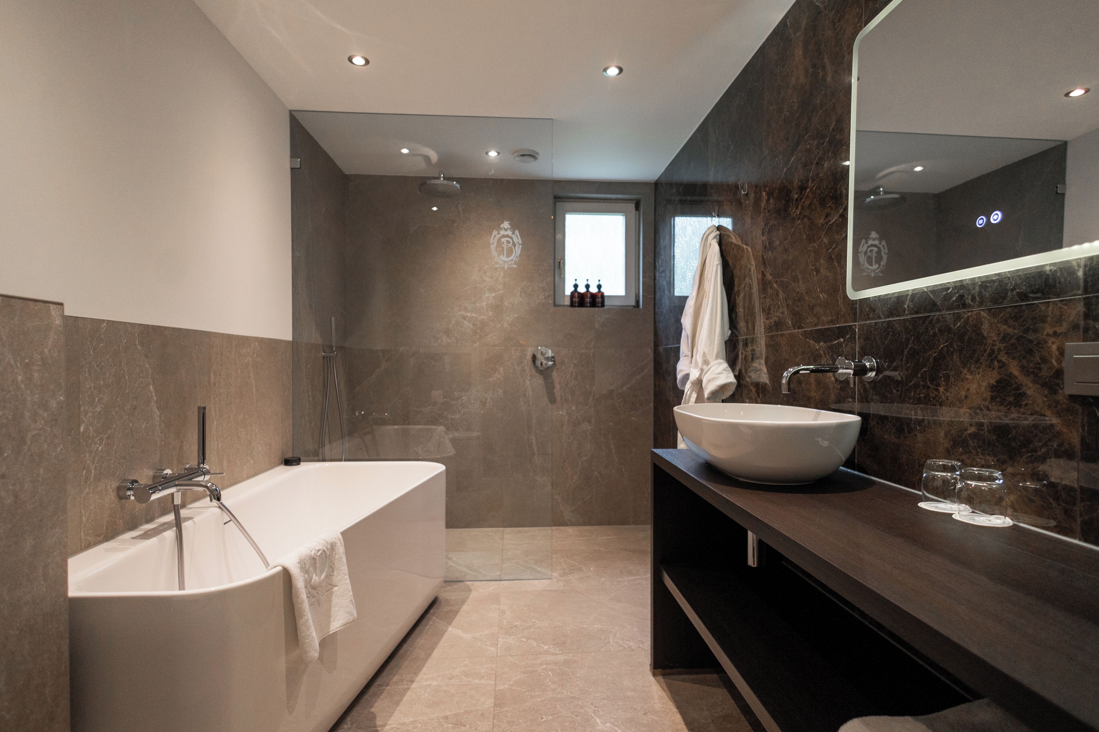Quarto luxo, vista para o jardim | Banheiro | Produtos de toalete grátis, secador de cabelo, roupões de banho 