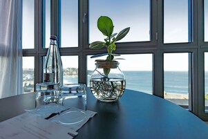 Quarto Deluxe, terraço, vista para o mar (Désirade) | Roupa de alta qualidade, camas de colchão pillowtop, minibar grátis 