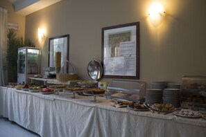 Café da manhã com buffet grátis todos os dias