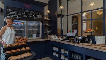 Pequeno-almoço tipo buffet diário (14 EUR por pessoa)