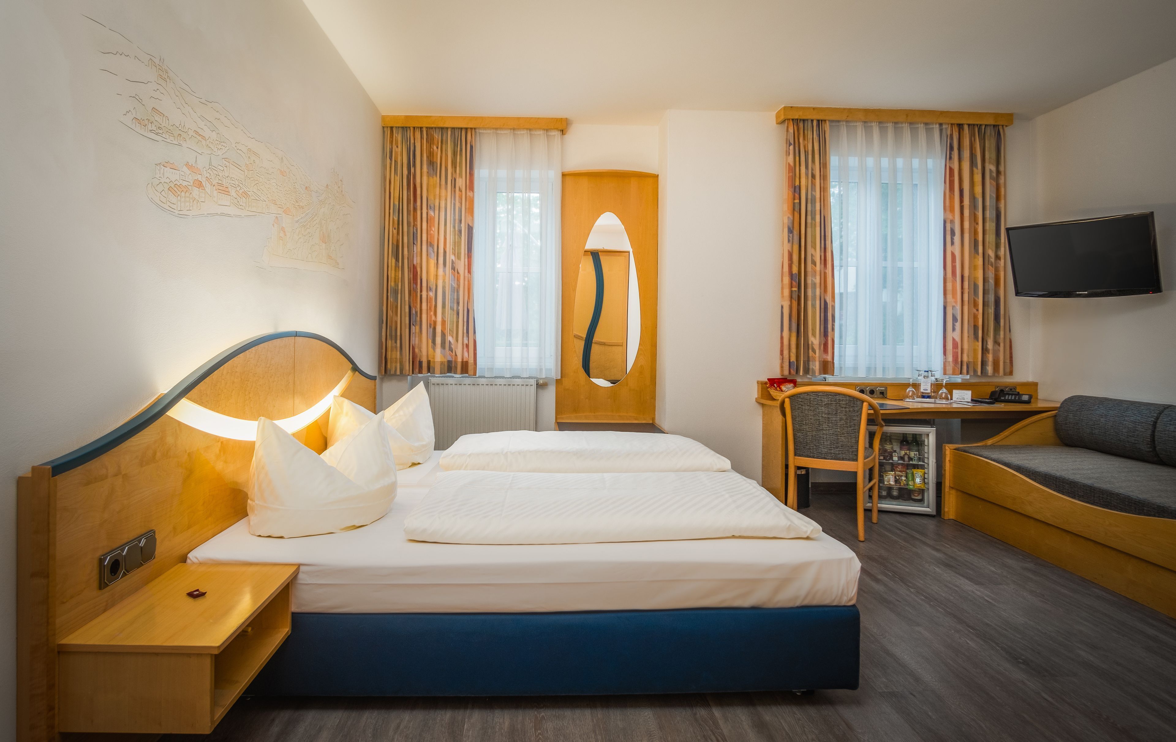 Minibar, cofre no quarto, com mobília individualizada, secretária 