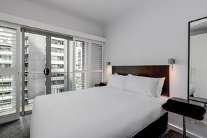 Apartamento Deluxe, 2 quartos | Camas de colchão pillowtop, cofre com capacidade para portátil 