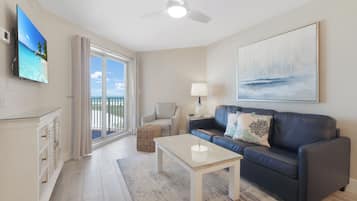 Apartamento Premium em Condomínio Fechado, varanda, vista para o oceano (Gulf Front) | Sala de estar | TV de ecrã plano, leitor de DVD