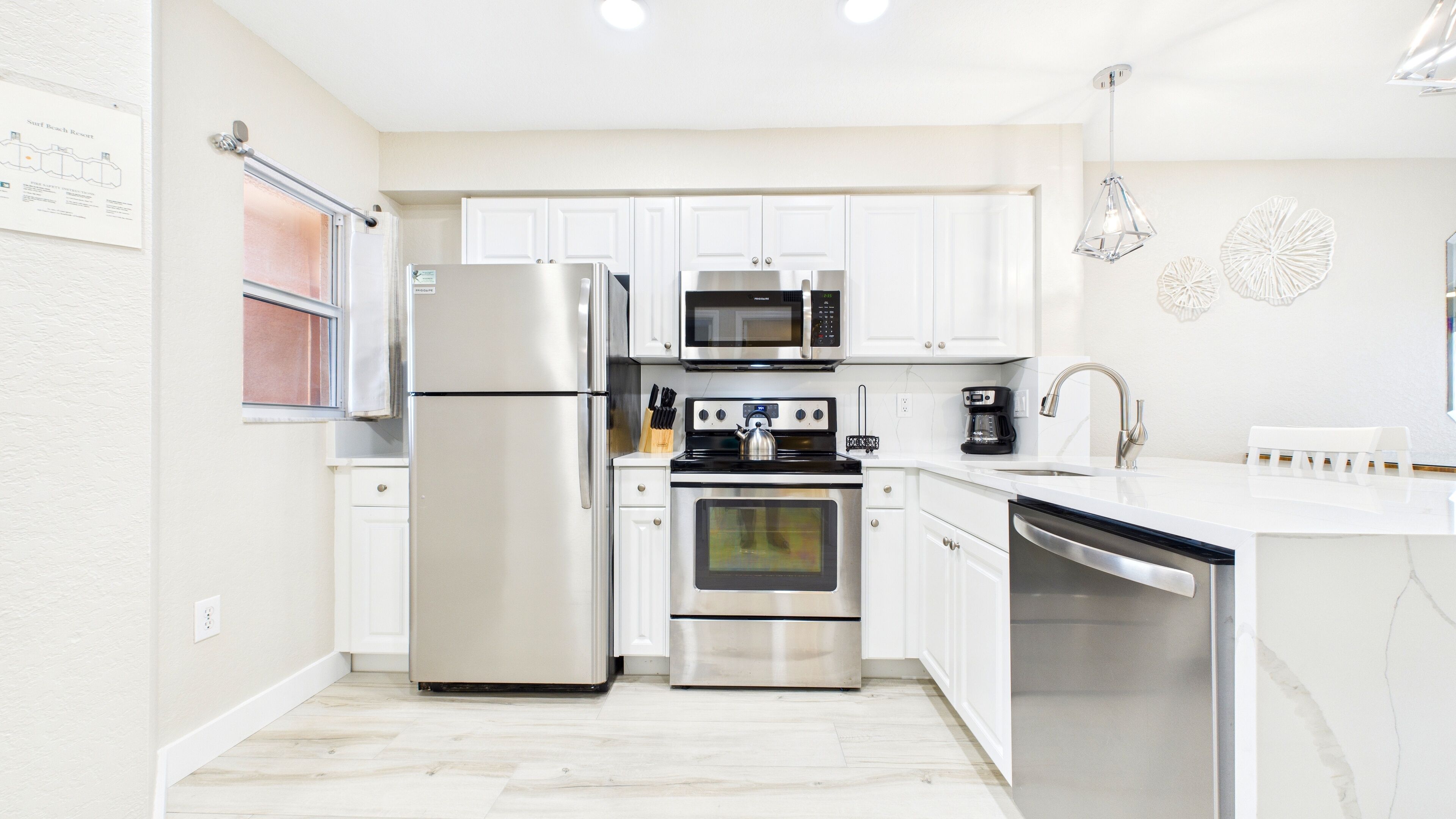 Apartamento Premium em Condomínio Fechado, varanda, vista para o oceano (Gulf Front) | Cozinha privada | Um frigorífico/congelador grande, um micro-ondas, um forno 