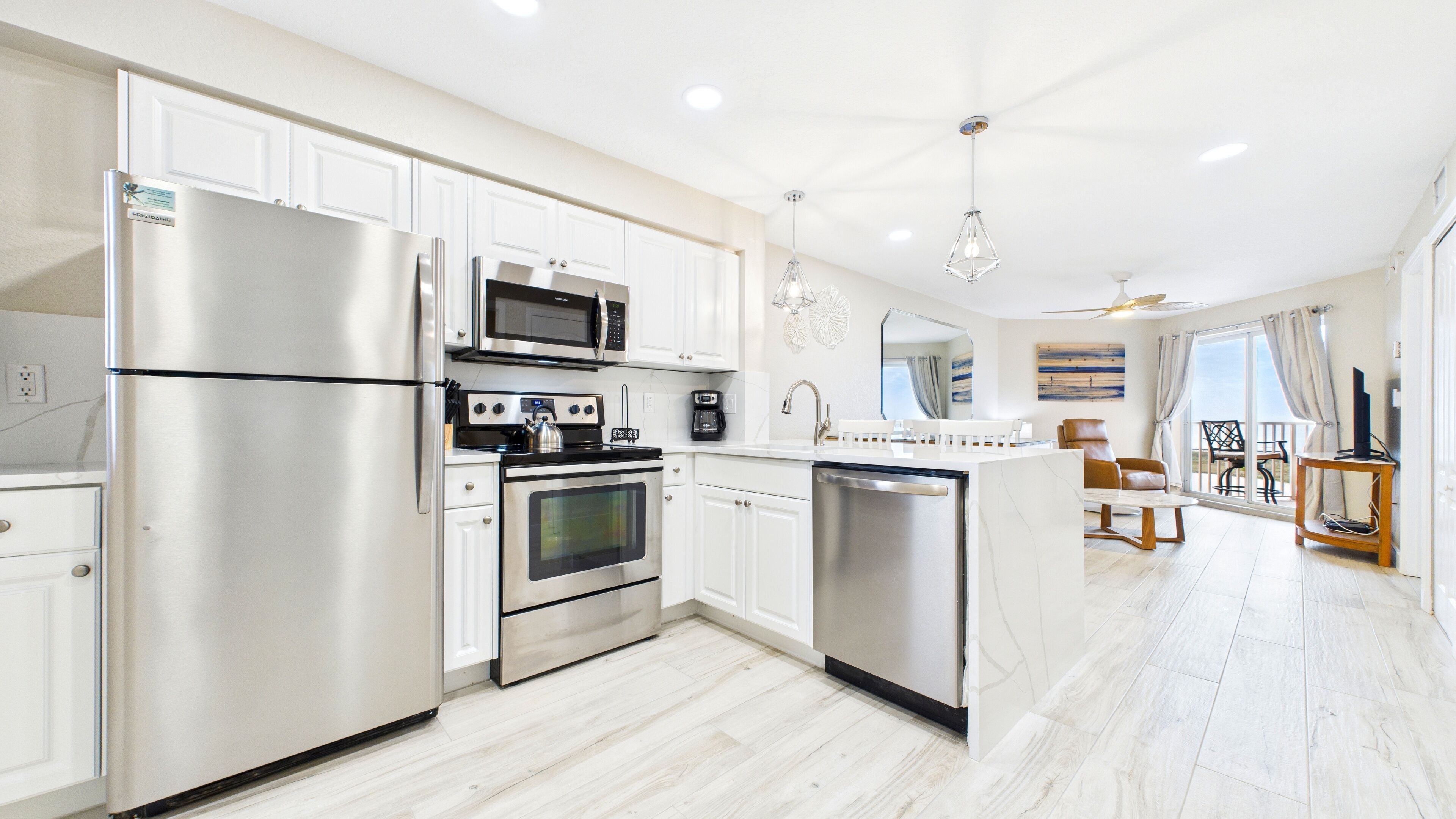 Apartamento Premium em Condomínio Fechado, varanda, vista para o oceano (Gulf Front) | Cozinha privada | Um frigorífico/congelador grande, um micro-ondas, um forno 