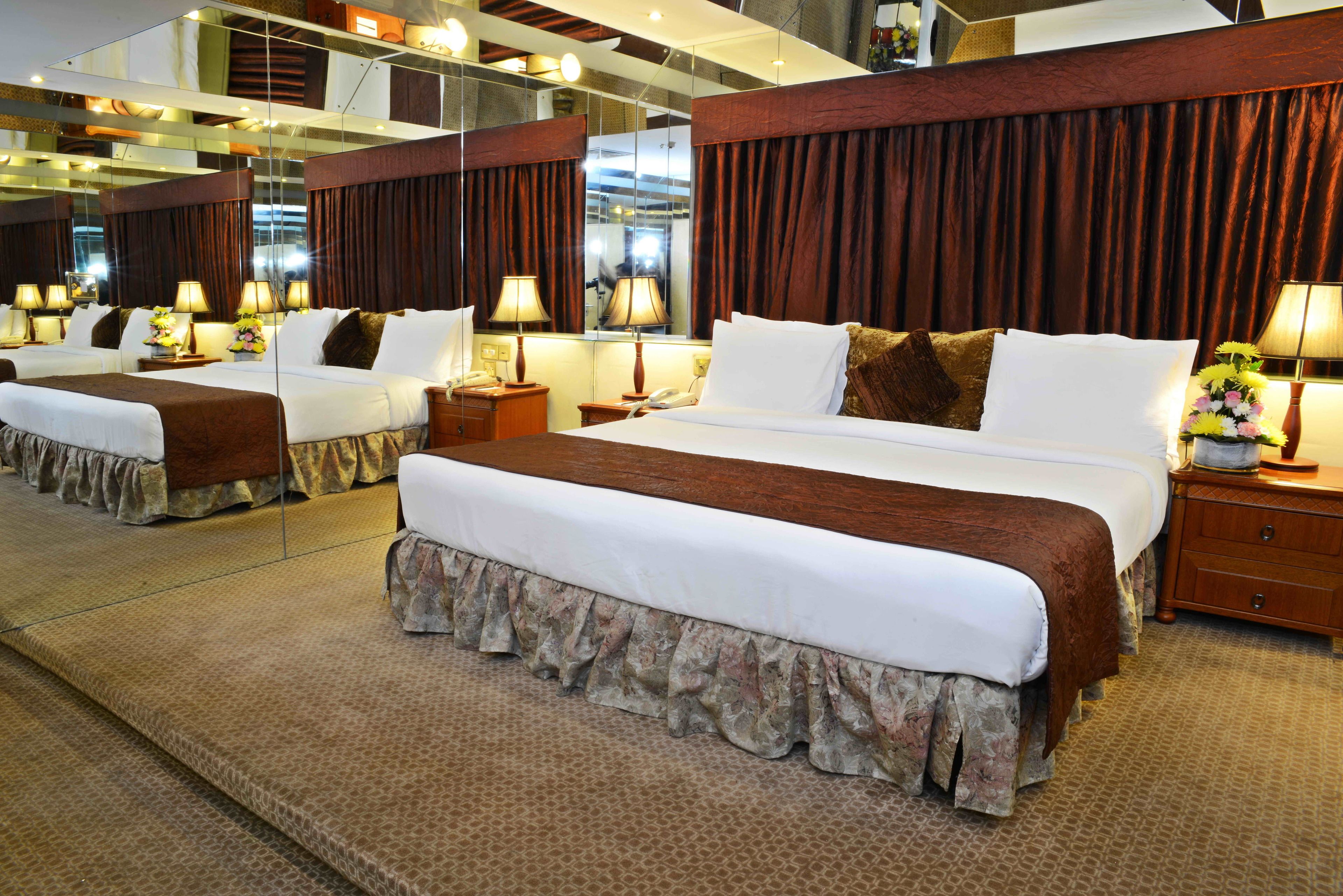 Frigobar, cofres nos quartos, escrivaninha, quartos à prova de som