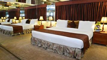 Frigobar, cofres nos quartos, escrivaninha, quartos à prova de som