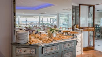 Café da manhã com buffet grátis todos os dias