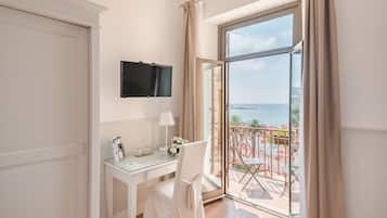 Quarto casal, vista para o mar | Edredons de pluma, frigobar, cofres nos quartos, escrivaninha