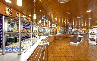 Pequeno-almoço continental diário mediante uma taxa 