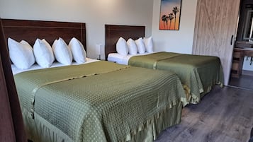 Quarto Standard, 2 camas queen-size | Roupa de alta qualidade, camas de colchão pillowtop, secretária