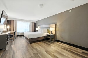 Quarto, 1 cama king-size, não fumadores | Secretária, cortinas/cortinados opacos, ferro/tábua de engomar
