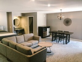 Quarto | Casa de banho | Uma combinação polibã/banheira, artigos de higiene pessoal grátis 