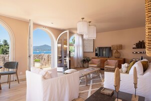 Suíte panorâmica, vista para o mar | Roupas de cama premium, frigobar, cofres nos quartos