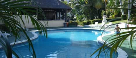 2 piscinas exteriores