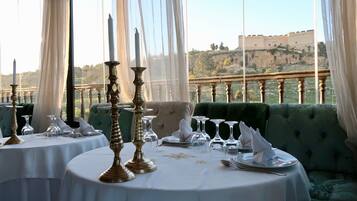 4 restaurantes, pequenos-almoços servidos, cozinha marroquina