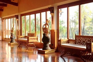 Área de estar no saguão