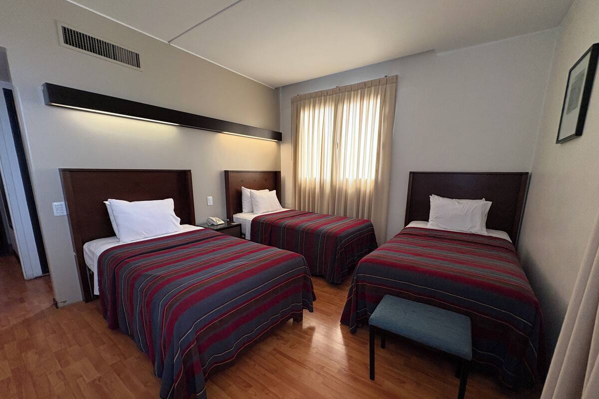 Quarto Triplo | Cofre no quarto, secretária, cortinas/cortinados opacos, Wi-fi grátis 