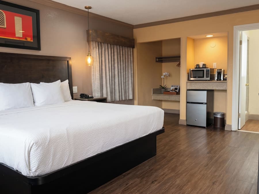 Quarto, 1 cama King, para não fumantes | Escrivaninha, ferros/tábuas de passar roupa, Wi-Fi de cortesia