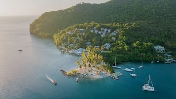 Na praia, praia de areia branca, autocarro grátis para a praia