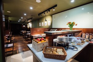 Café da manhã com buffet todos os dias mediante uma taxa