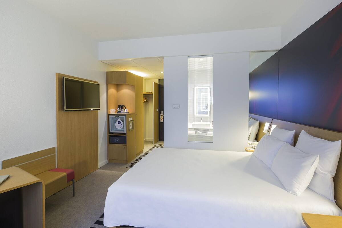 Roupa de alta qualidade, minibar, cofre no quarto, secretária 