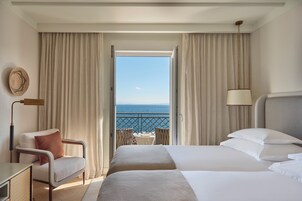 Superior Double/Twin Room Villa Camellia Sea View | Minibar, cofre no quarto, secretária, cortinas/cortinados opacos 