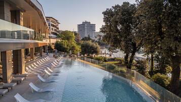 Piscina interior, piscina exterior, da(s) 8:00 à(s) 21:30, guarda-sóis