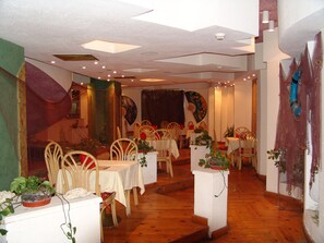 2 restaurantes: servem pequenos-almoços, almoços e jantares
