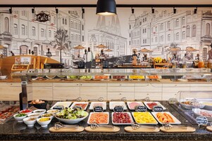 Pequeno-almoço tipo buffet diário (17.5 EUR por pessoa) 