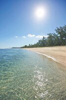 Na praia, prática de mergulho livre no local, passeios de lancha 