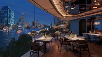 2 restaurantes: servem pequenos-almoços, almoços, jantares e brunches