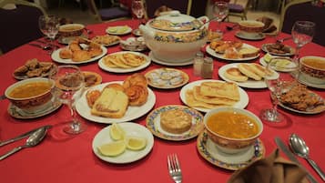 Café da manhã com buffet grátis todos os dias