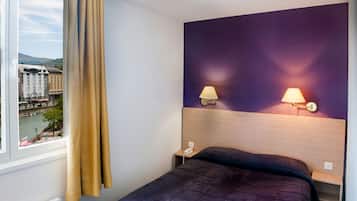 Cofre no quarto, secretária, Wi-fi grátis, roupa de cama fornecida