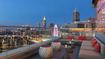 Este bar no terraço do hotel