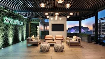 Suite Executiva, 1 cama king-size e sofá-cama | Lounge | Este bar no terraço do hotel