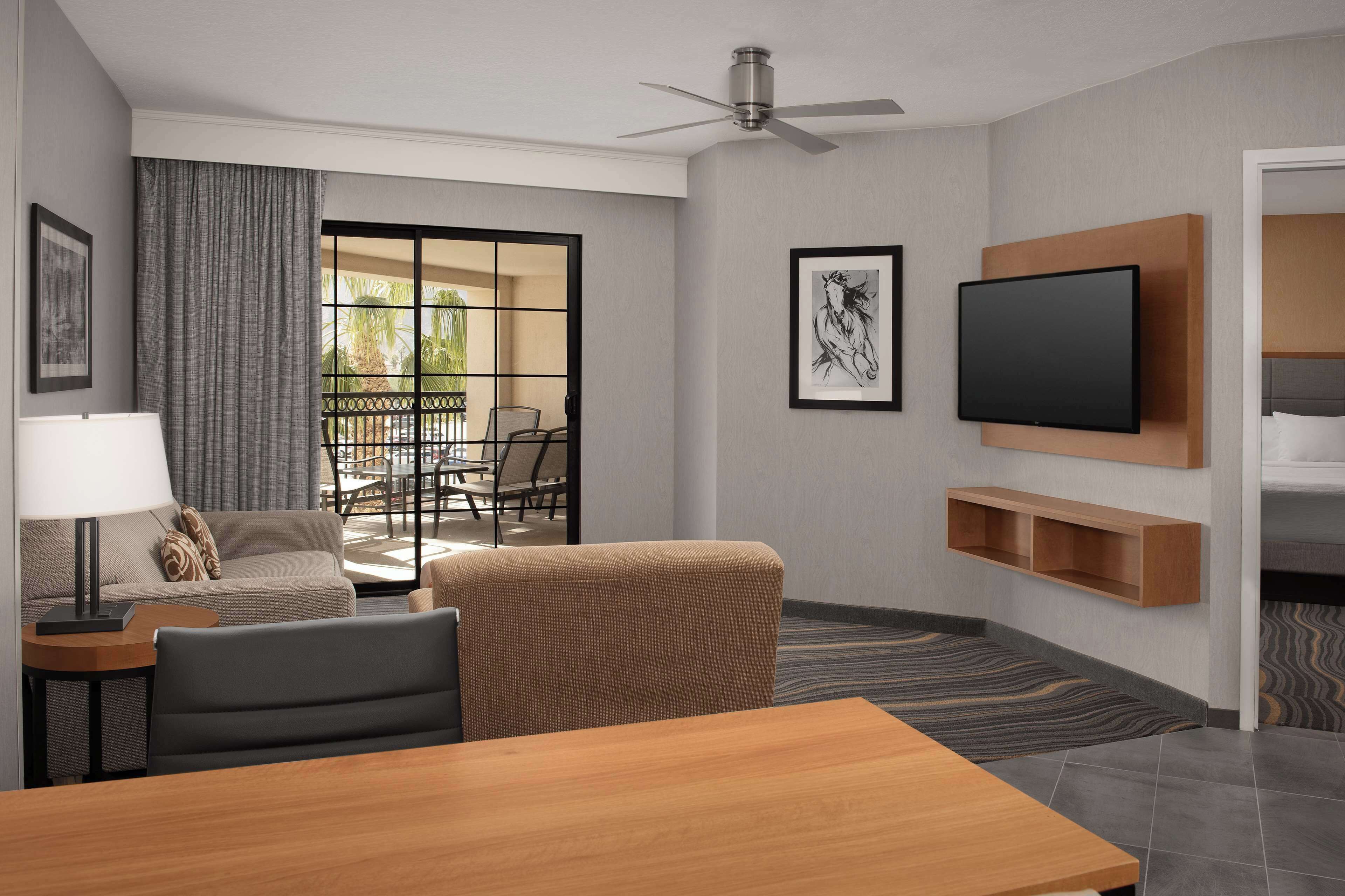 Suite, 2 camas queen-size, não fumadores | Sala de estar | Televisor de 27 polegadas com canais por cabo, consola de videojogos 