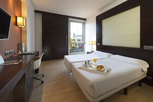 Minibar, cofre com capacidade para portátil, secretária 