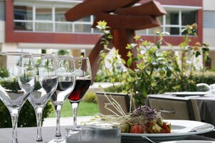 Pequeno-almoço tipo buffet diário (13 EUR por pessoa) 