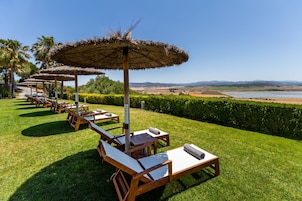 Piscina externa sazonal, guarda-sóis, espreguiçadeiras