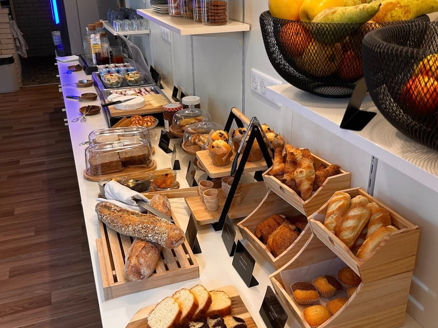 Pequeno-almoço tipo buffet diário mediante uma taxa