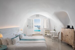 Master Suite with Pool - Gea House | Roupas de cama premium, frigobar, cofres nos quartos, cortinas blackout
