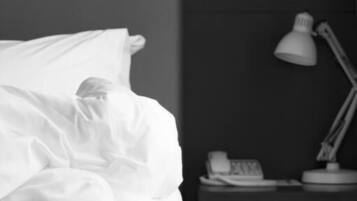 Secretária, secretária adequada para computadores portáteis