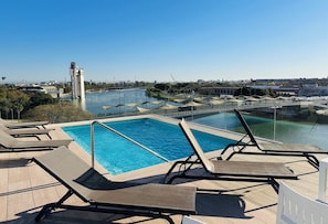 Piscina exterior sazonal, espreguiçadeiras 